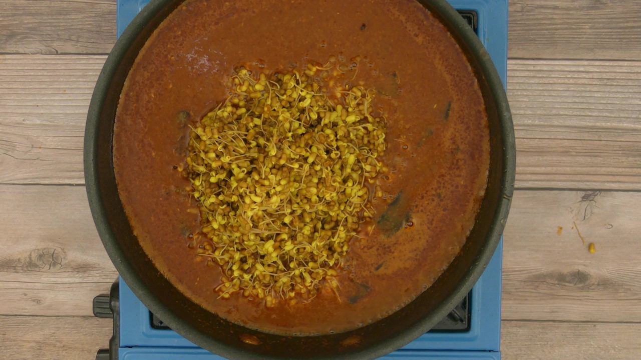 Misal Pav – The Spicy and Flavorful Maharashtrian Street Food - SHRIYOG ...