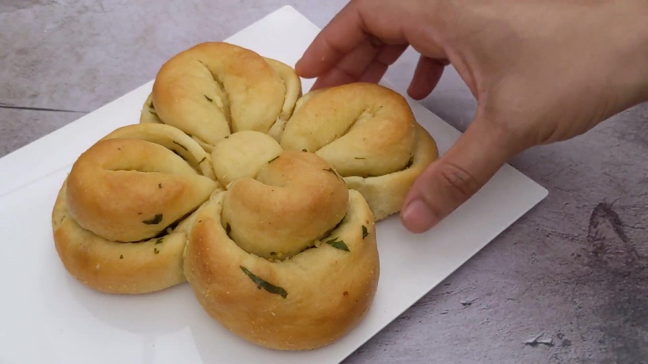 Garlic Bread Recipe – Easy, Cheesy & Flavorful - SHRIYOG KITCHEN